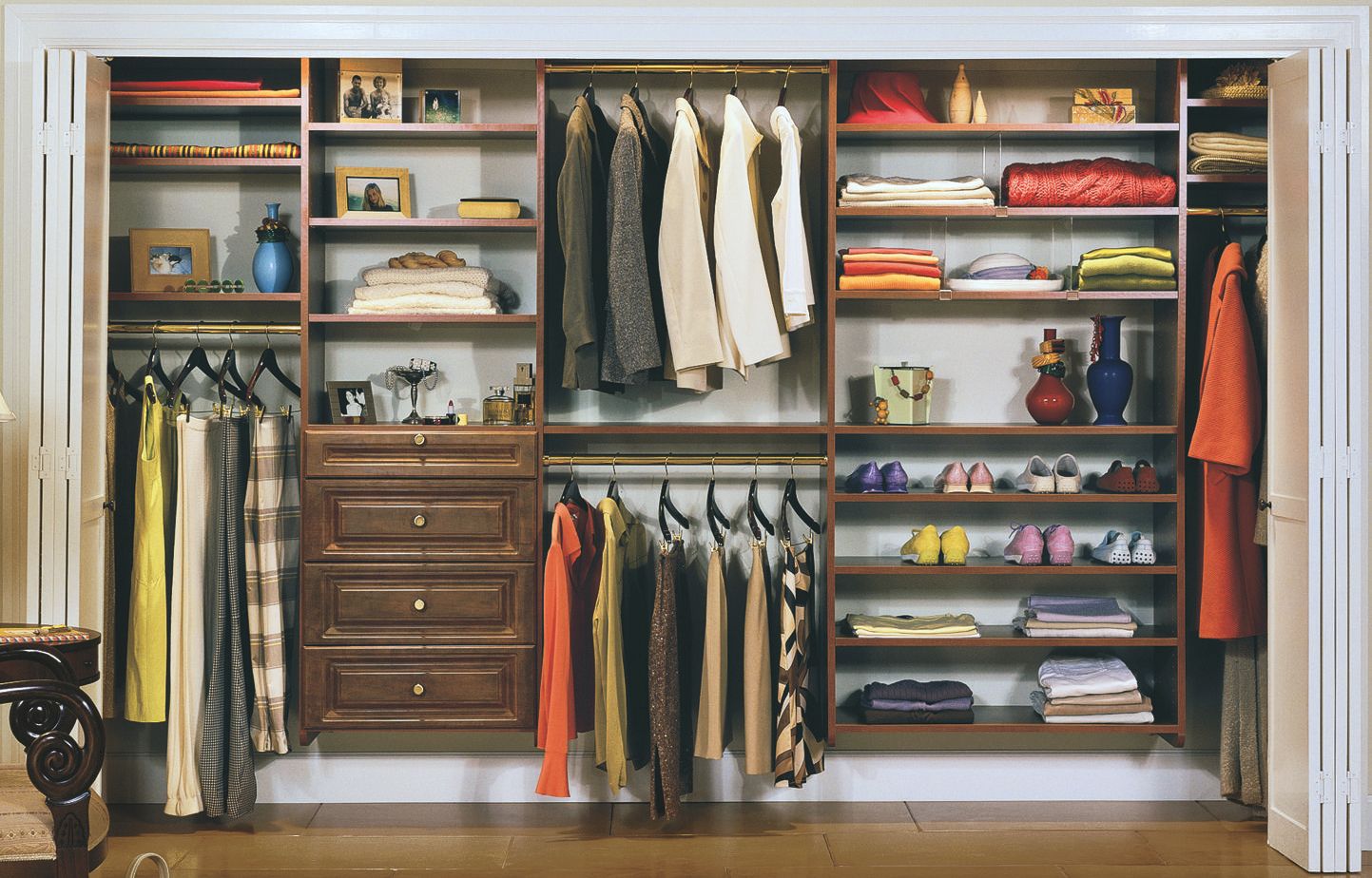 Mengenal Perbedaan Wardrobe Dan Walk In Closet - Ide Ruang